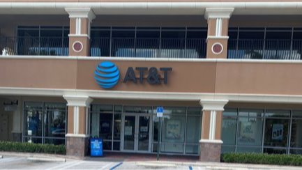 AT&T Store - London Square – iPhone SE w/ Curbside Pickup - Miami, FL